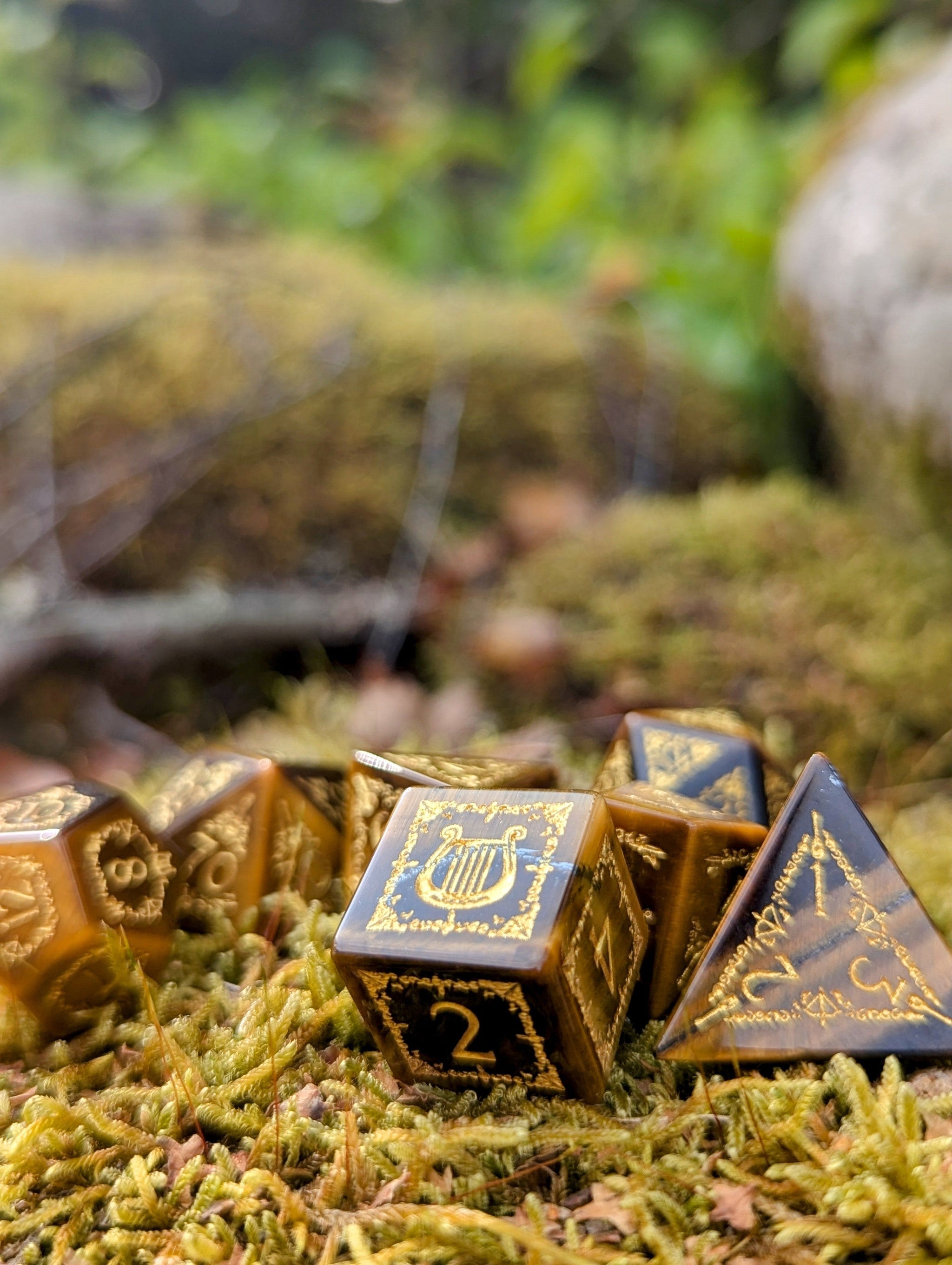 Tiger eye role-playing game die - Bard