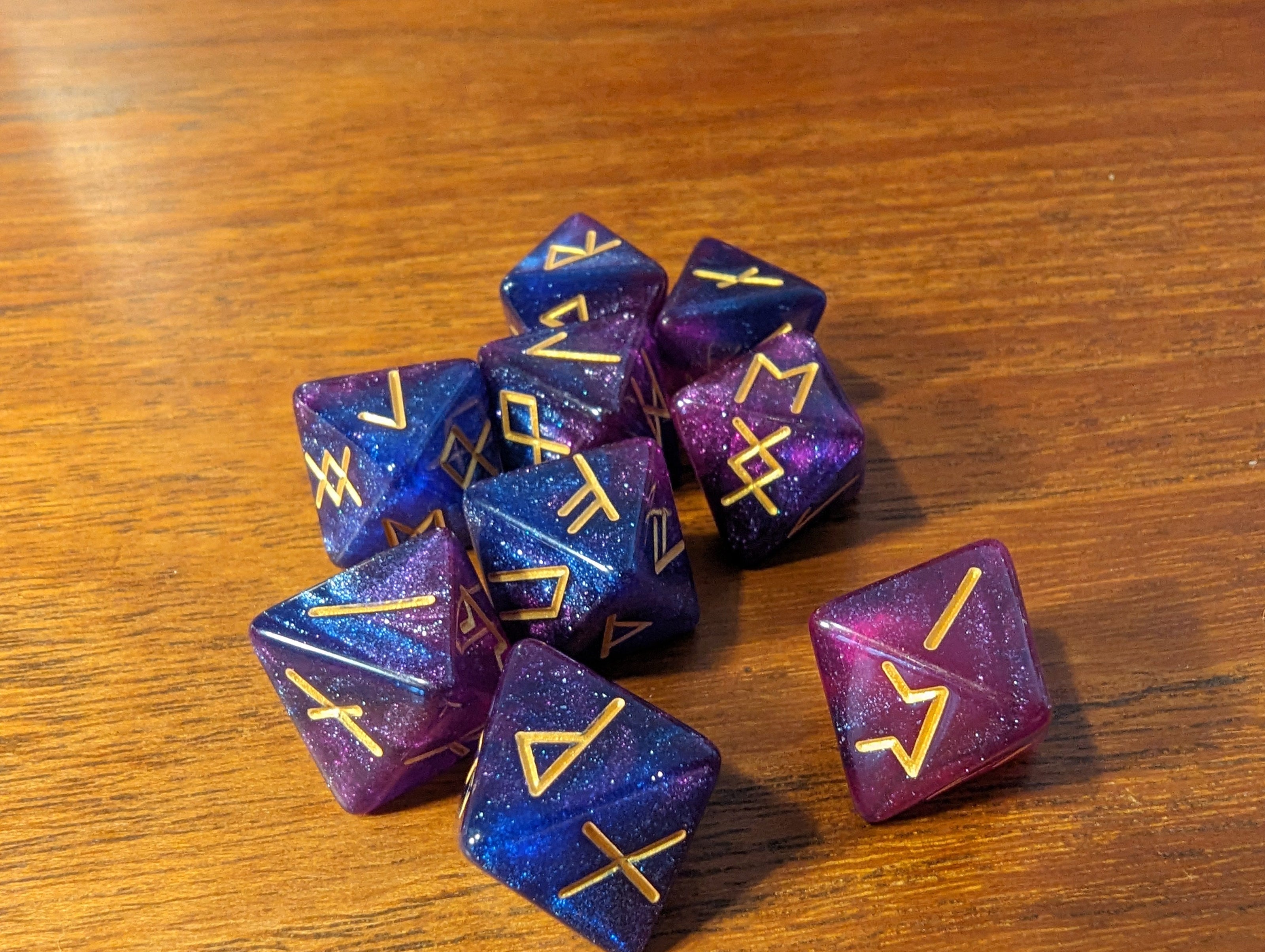 Star futhark rune dice - d8